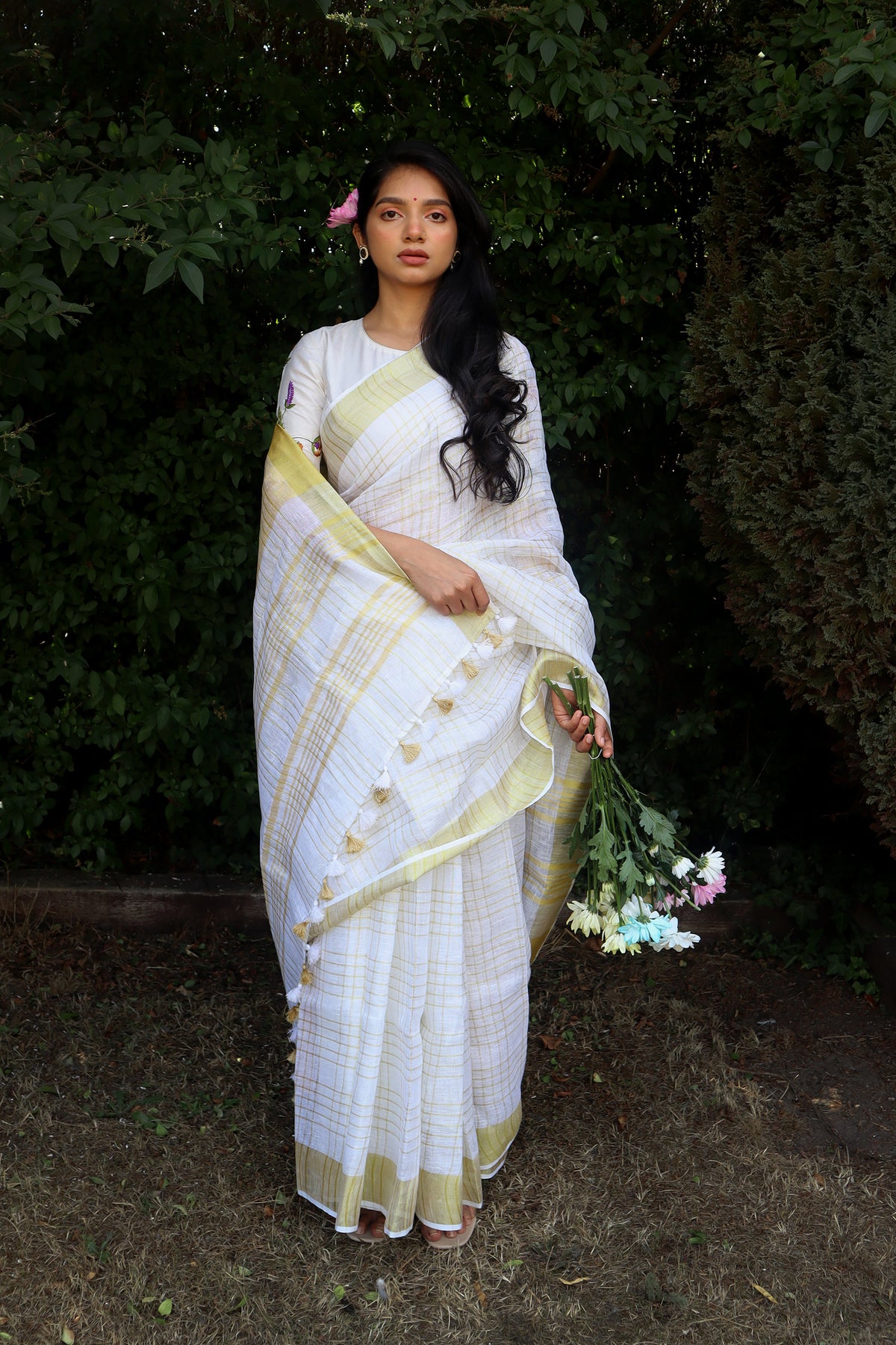Handwoven White Check Linen Saree– Kosataga