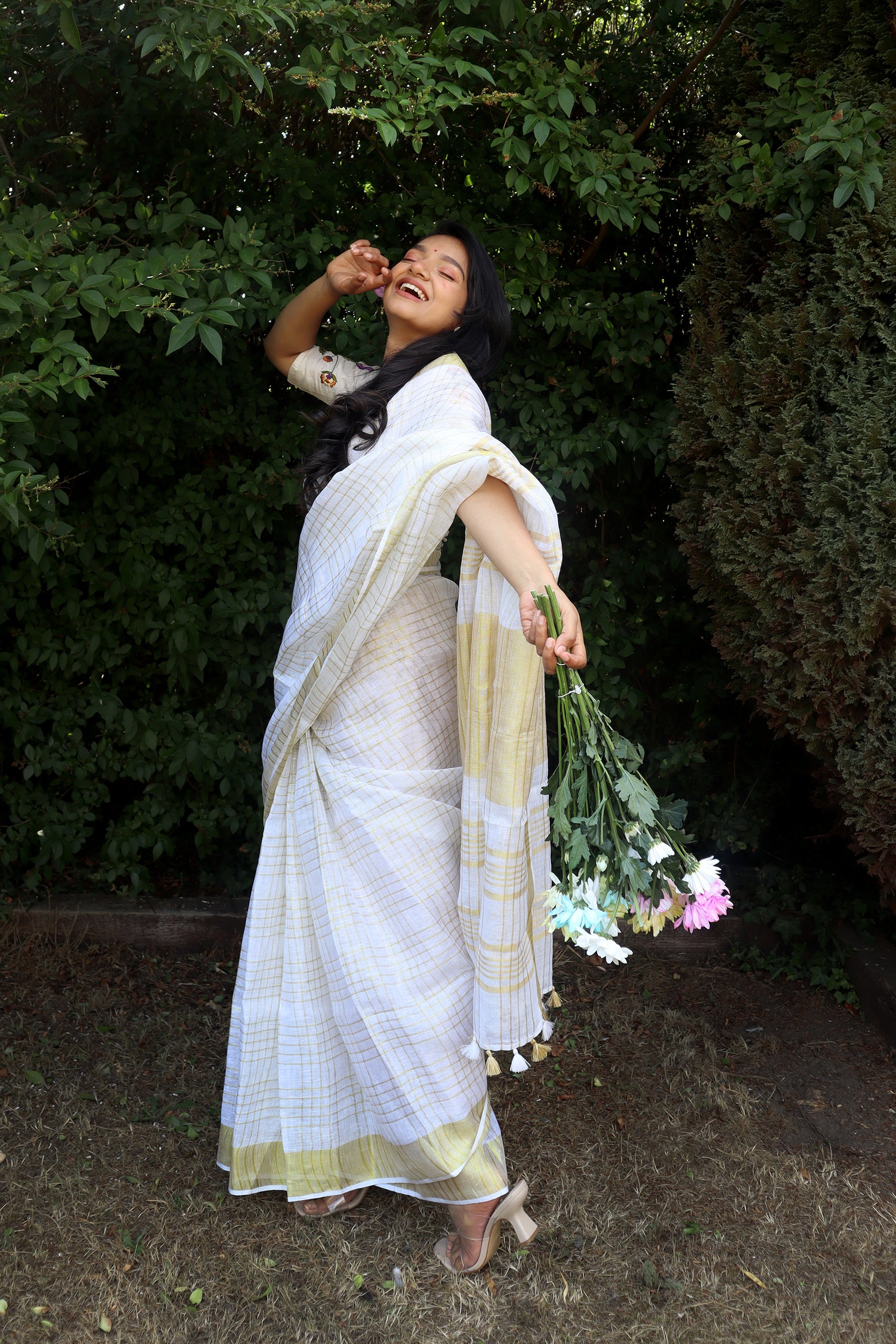 Handwoven White Check Linen Saree– Kosataga